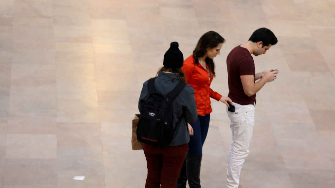 Girl vs guy pickpocket social experiment