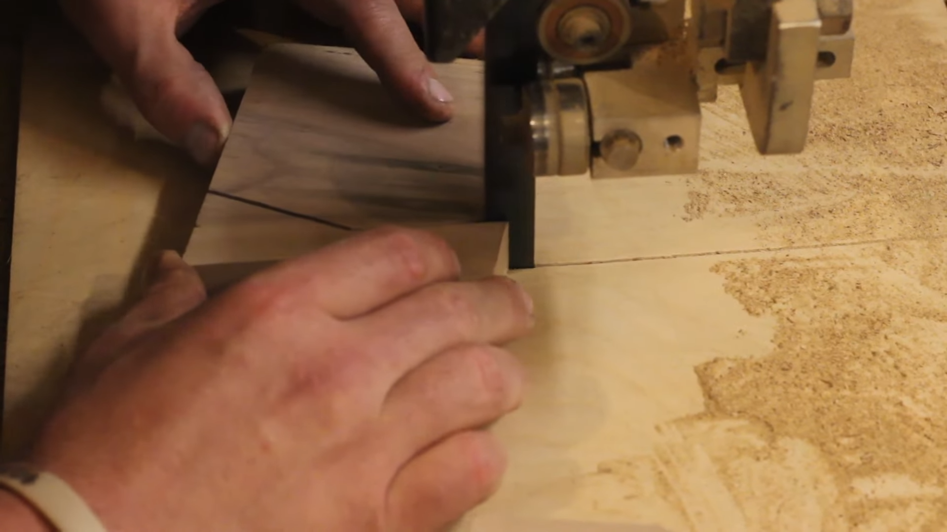 How to create a woodworking bowtie with a router