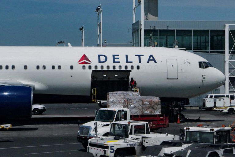 Delta forecasts earnings growth on premium travel demand, places Boeing ...