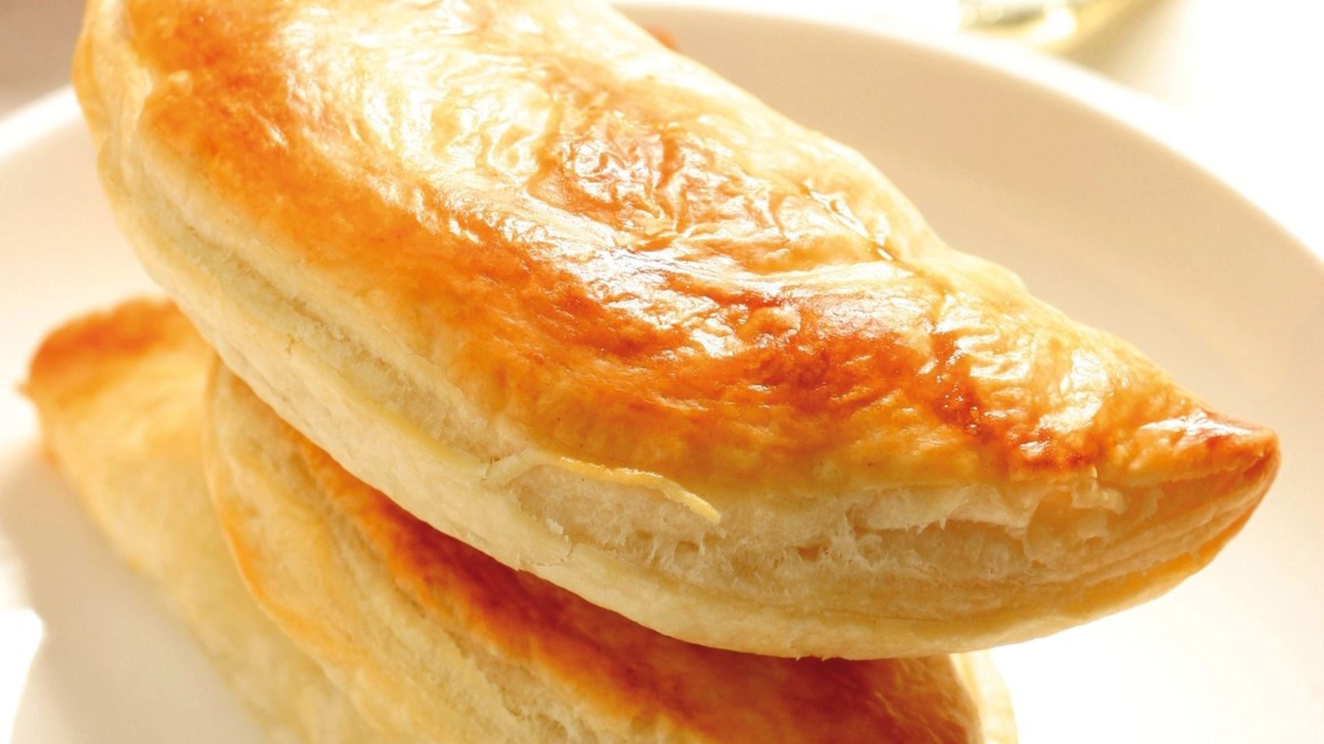 Calzoni di sfoglia con prosciutto e formaggio