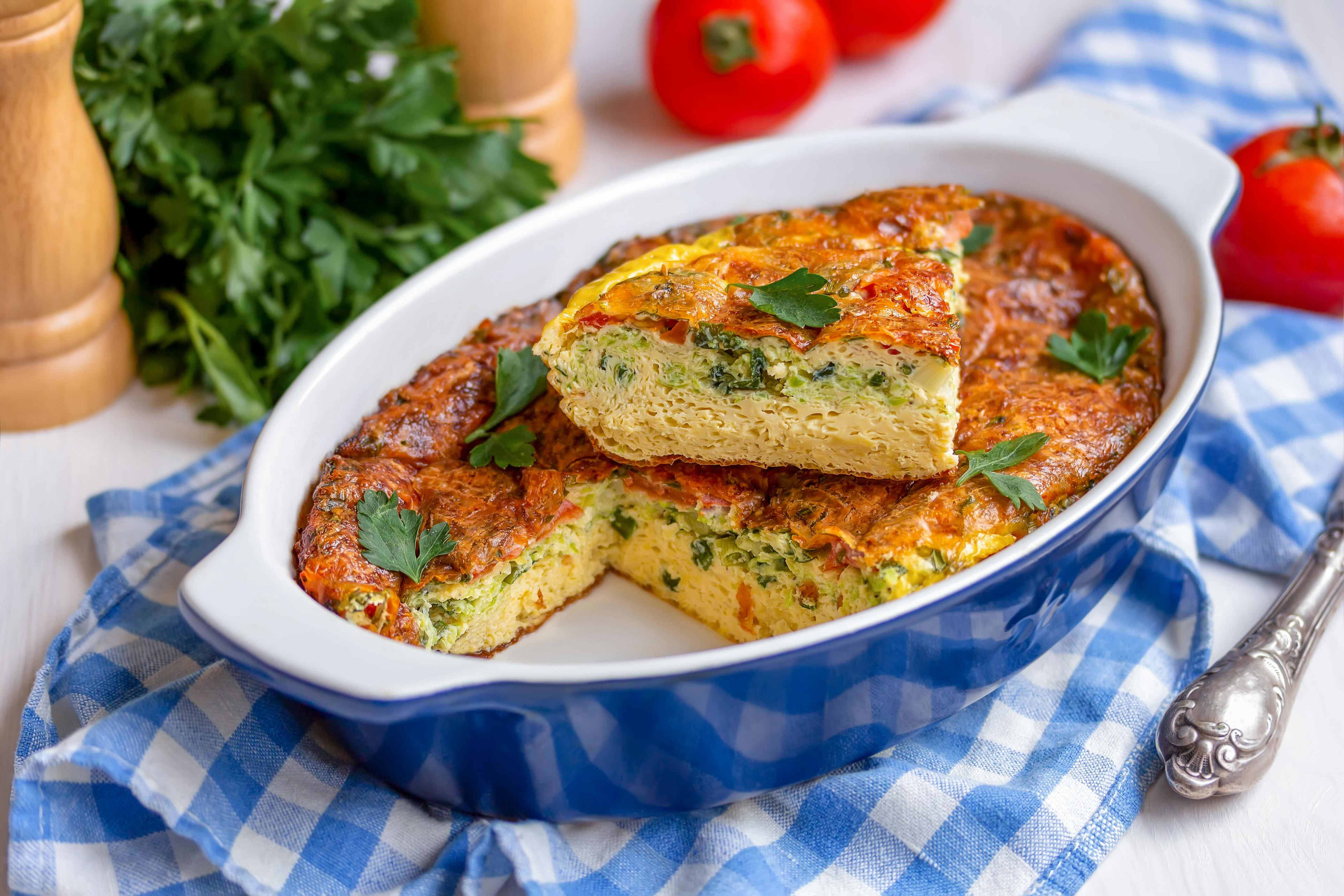 Warm, hartig en goudbruin: waarom deze ovenomelet met extra belegen ...