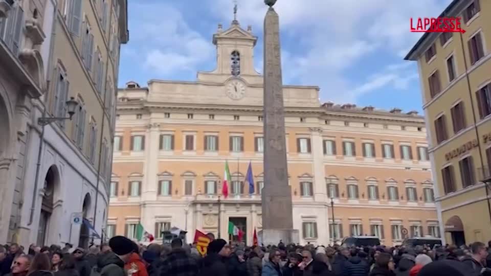 Sciopero taxi, corteo a Montecitorio: fumogeni e striscioni contro il ...