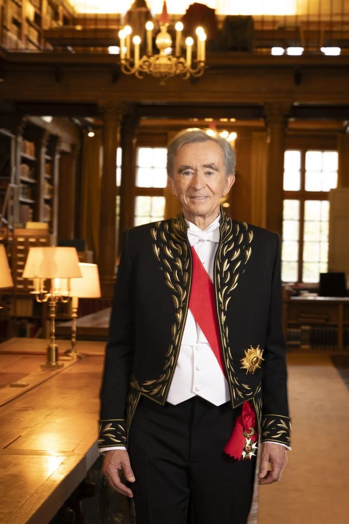 La investidura más lujosa de París: Bernard Arnault, una espada de ...