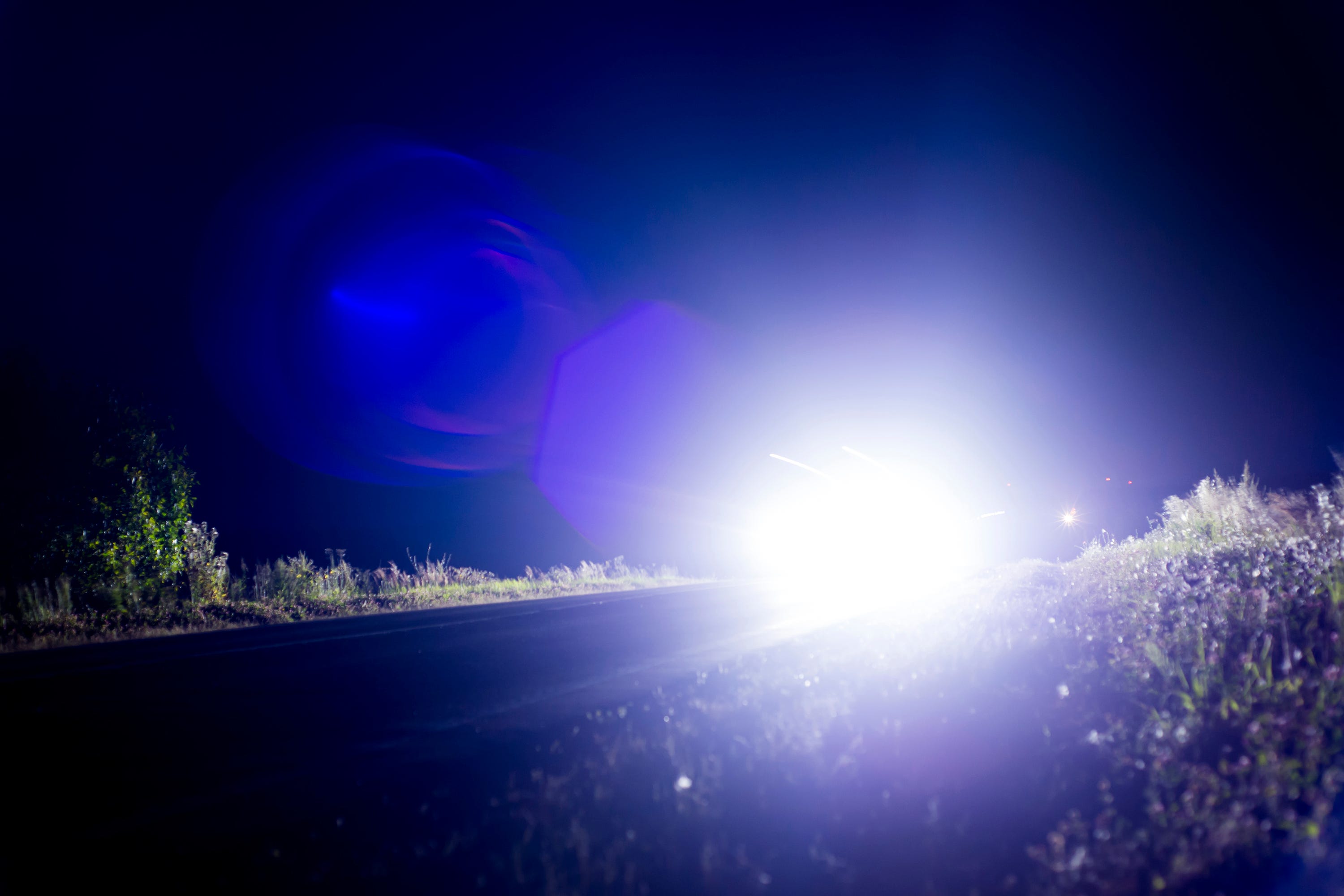 Is it legal to flash your headlights at other vehicles in Florida?