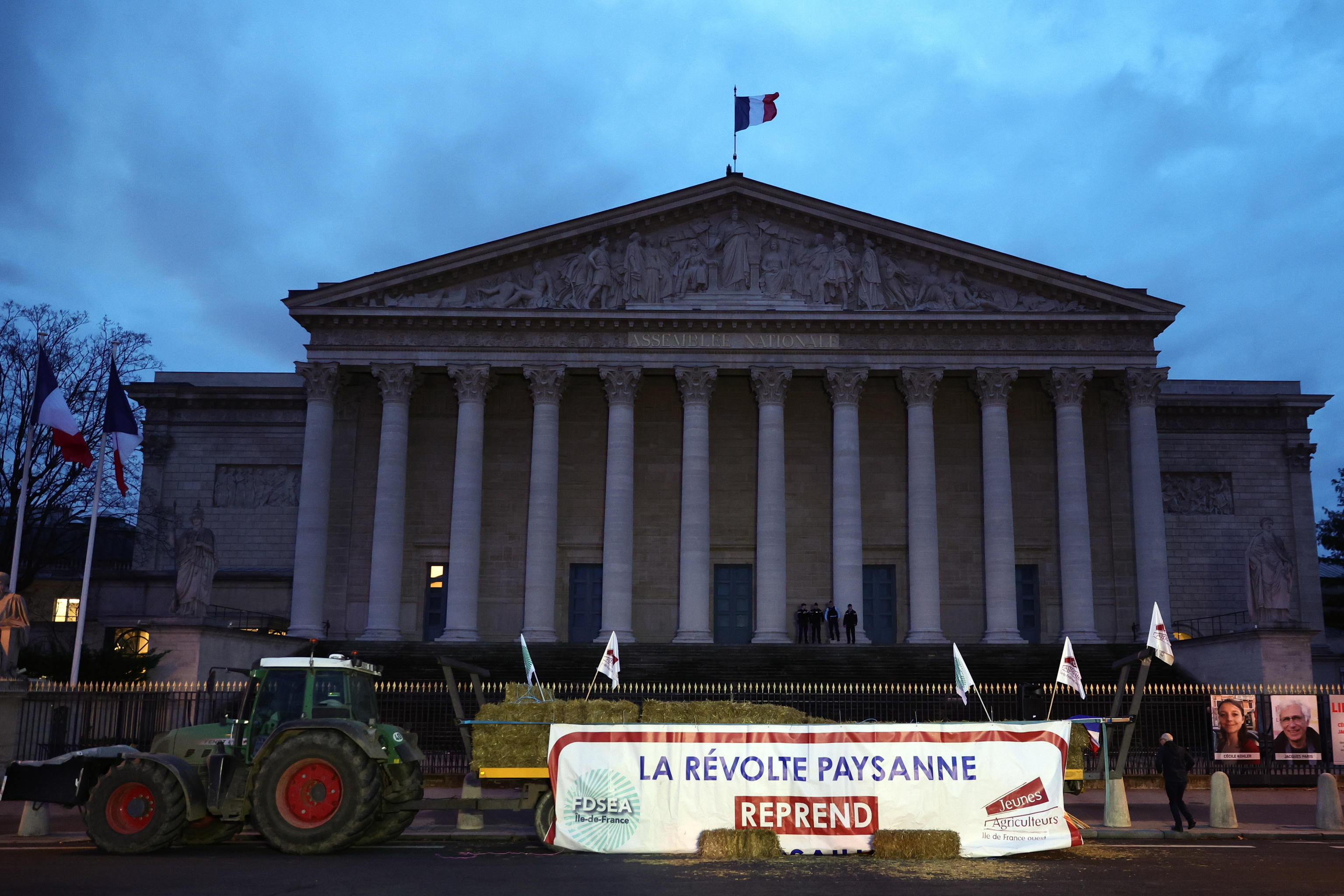 Sindacato Francia, trattori resteranno a Parigi fin quando sarà necessario