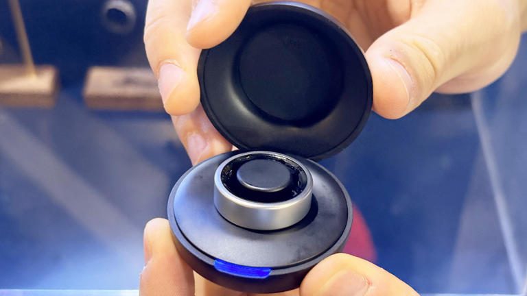 I just tried a smart ring made by Apple's former product designer — and ...