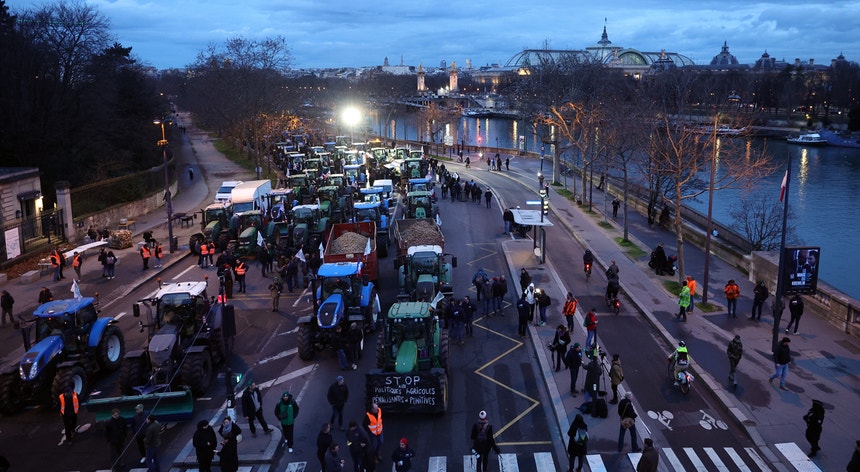 Tratores em Paris. Agricultores em protesto contra assinatura do acordo ...