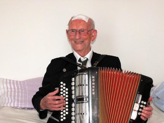 Dieser Gemündener spielt mit 100 Jahren noch Harmonika