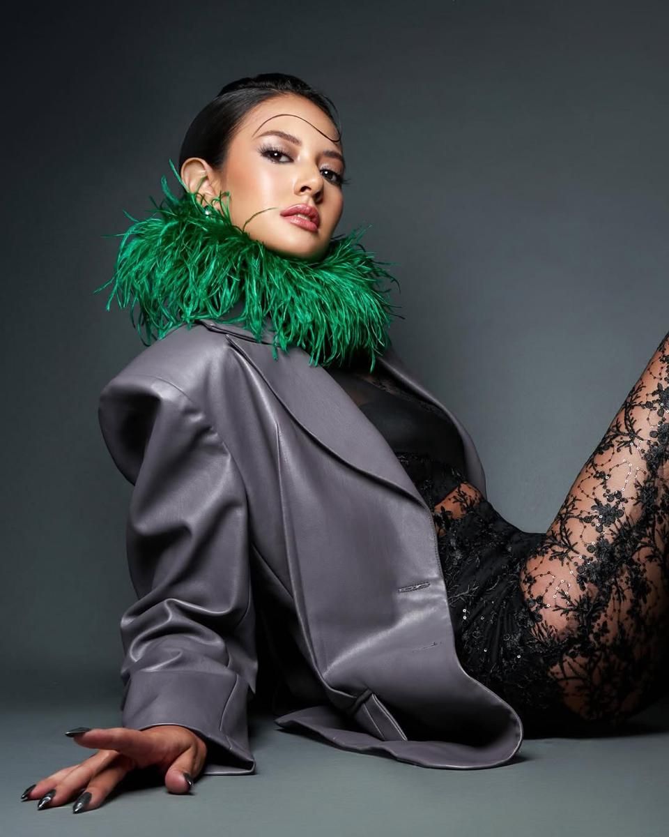 Intip eye makeup look a la Aurelie Moeremans yang chic dan eye catching