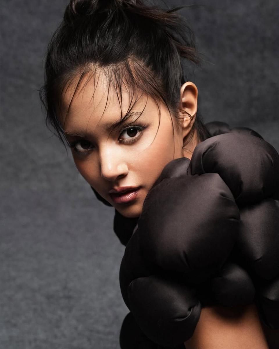 Intip eye makeup look a la Aurelie Moeremans yang chic dan eye catching