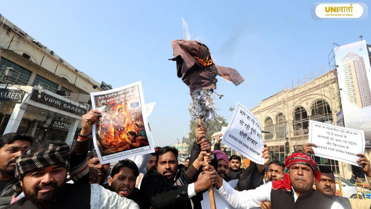 SP stages protest in Lucknow over murder of Ronu Kashyap in Meerut ...