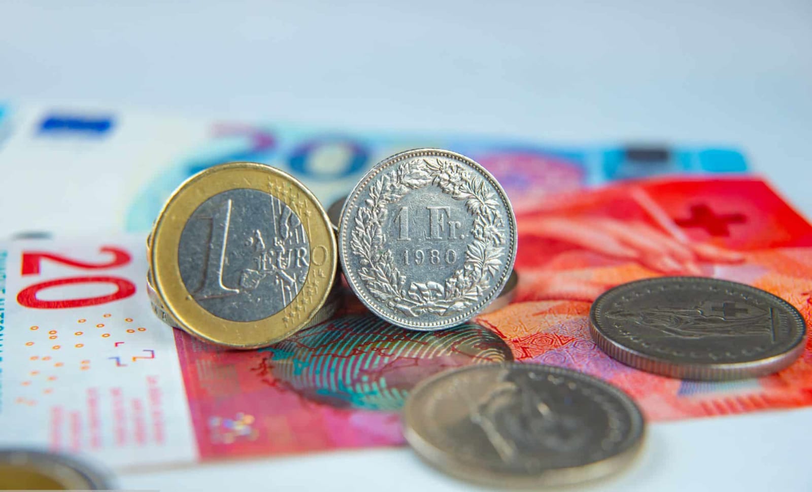 Malgré la montée du franc suisse en 2026, le porte-monnaie des ...