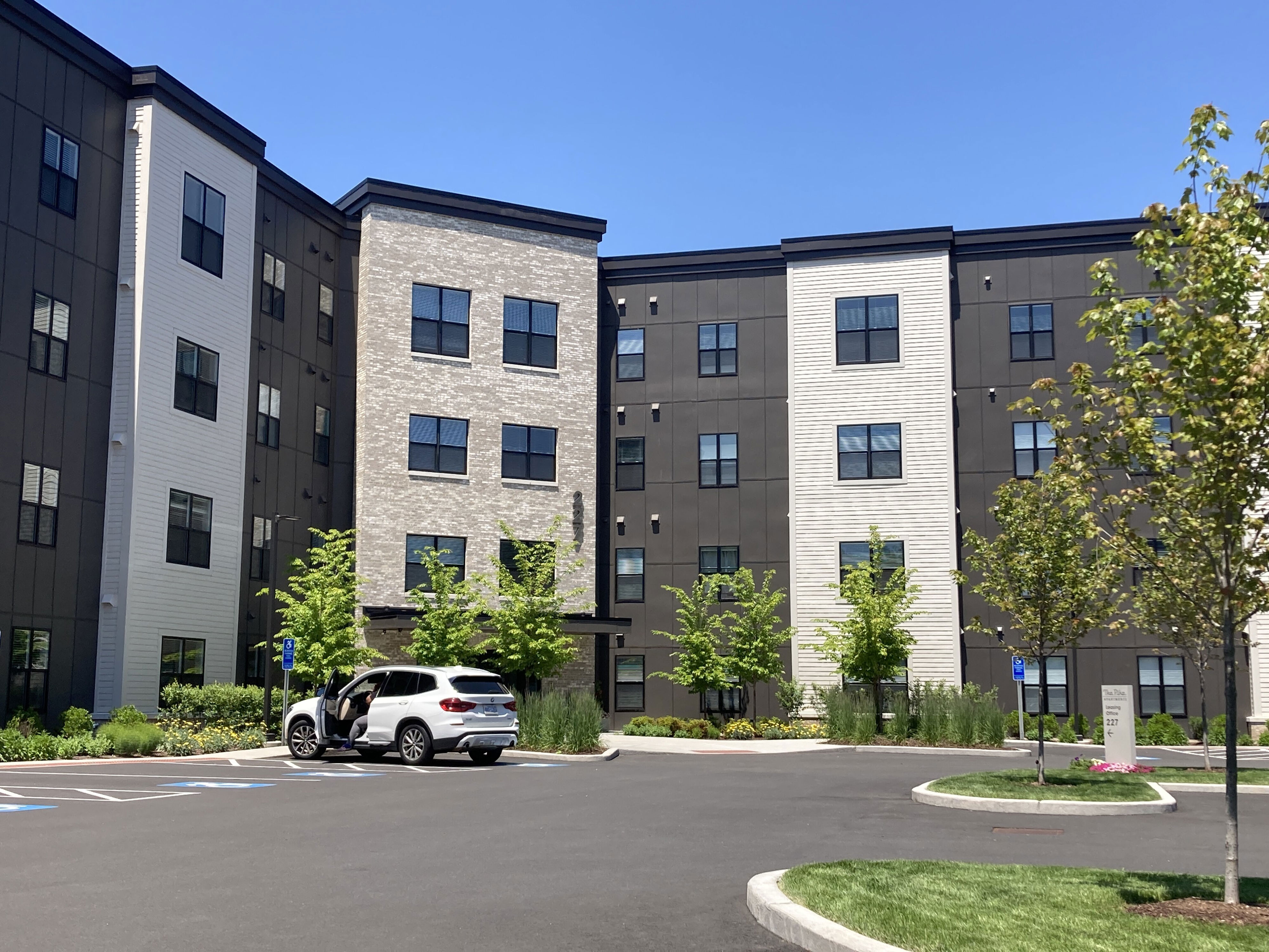 Something new appears in CT rental housing market: Tempting move-in ...