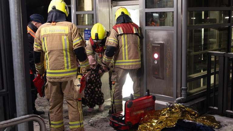 Bei eisiger Kälte: Mutter und Tochter drei Stunden im Fahrstuhl ...