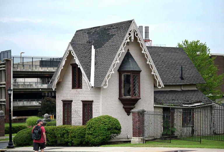 RPI razes unstable gatehouse designed by famed 1800s architect