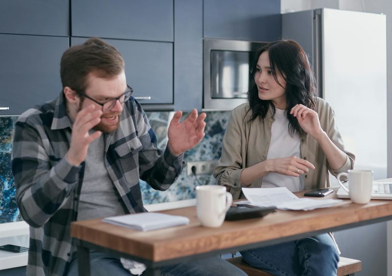Men who’ve fallen out of love often show these 13 behaviors at home