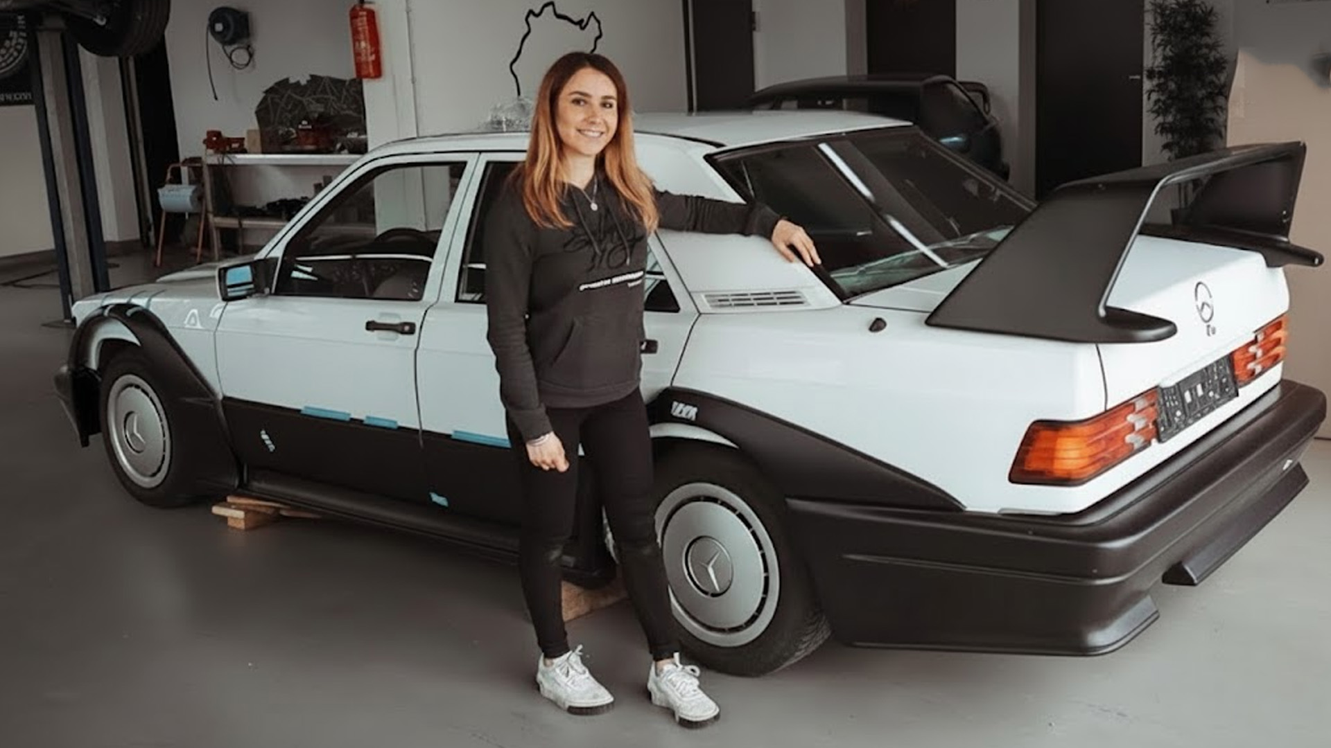 Die Montage des EVO-2-Bodykits am Mercedes 190 W201