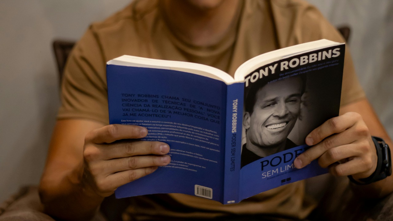 Tony Robbins issues a warning for Americans betting on 401(k)s