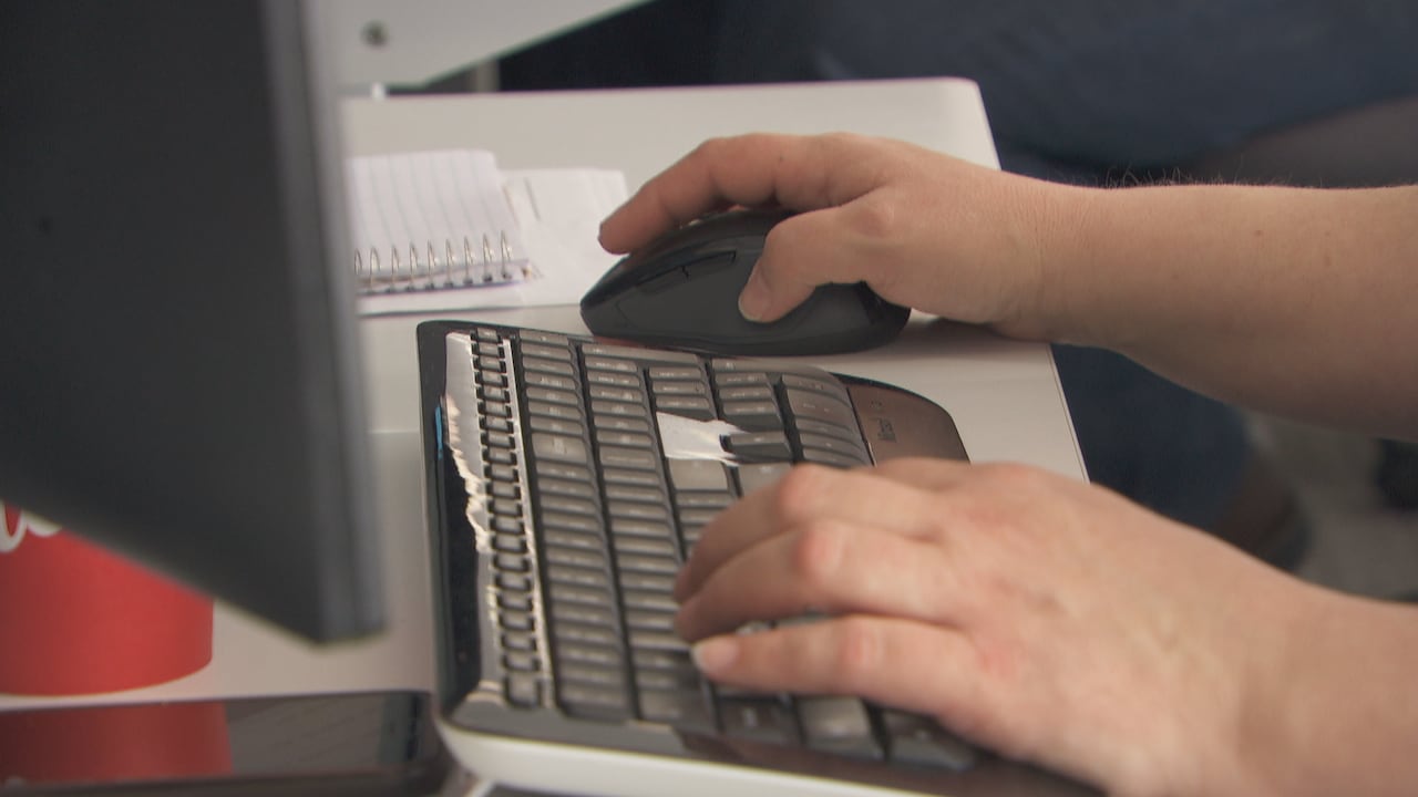 Manitoba bucks full-time office push for public servants