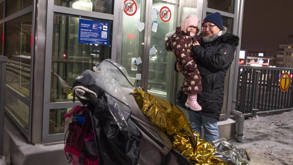 Bei eisiger Kälte: Mutter und Tochter drei Stunden im Fahrstuhl ...