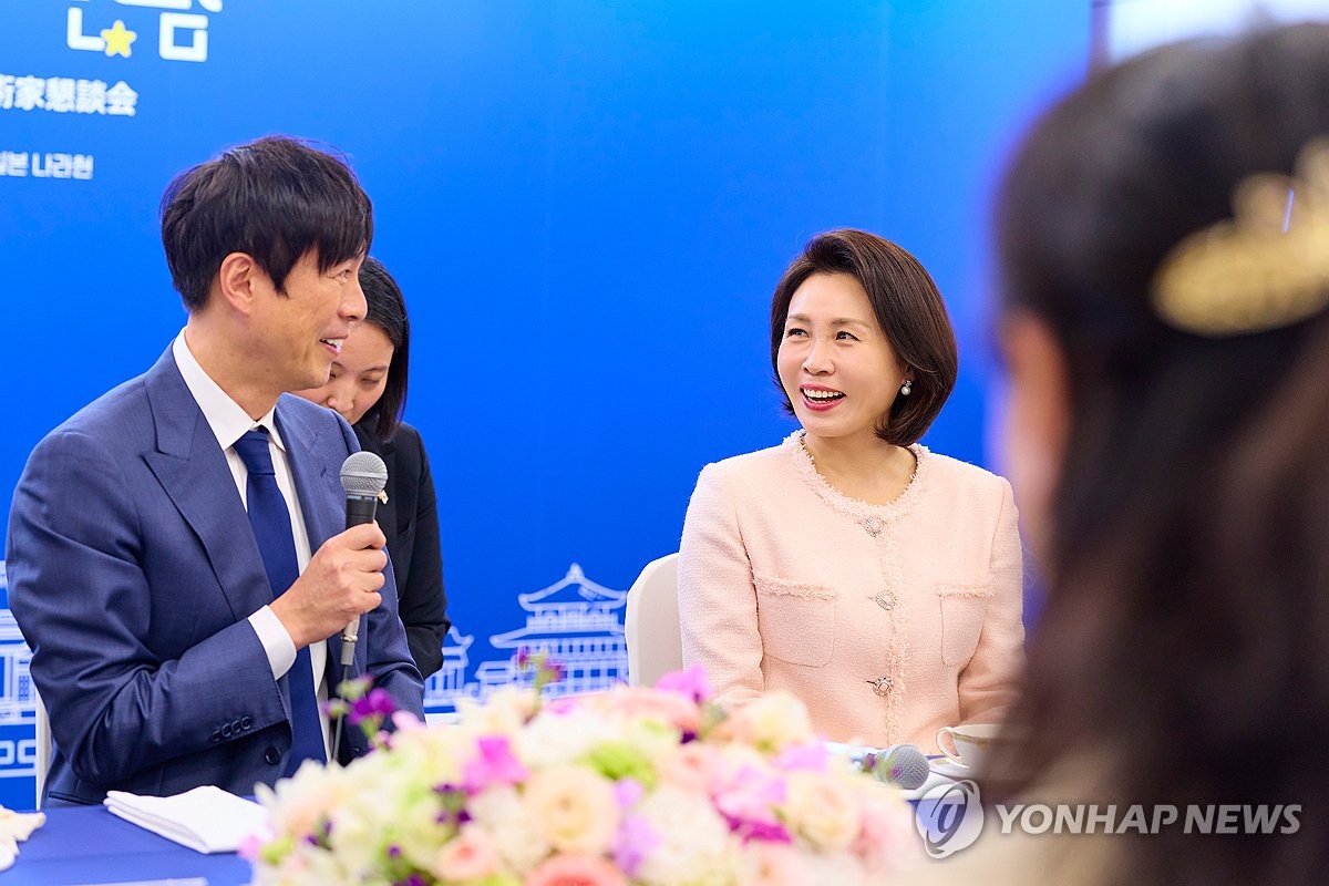 First lady meets ethnic Koreans active in Japan's cultural sector