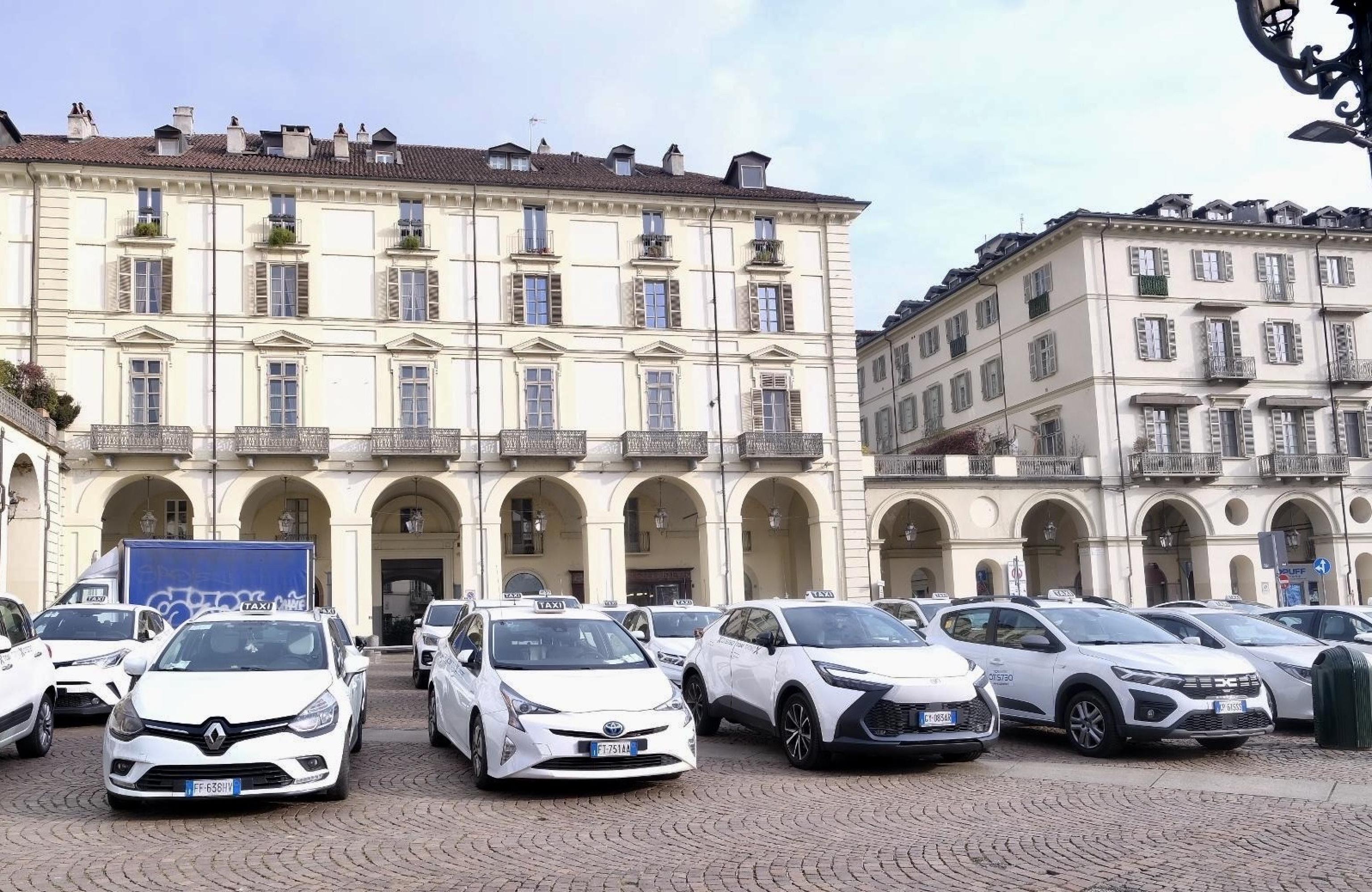 Sciopero e corteo dei tassisti a Torino, adesione in massa