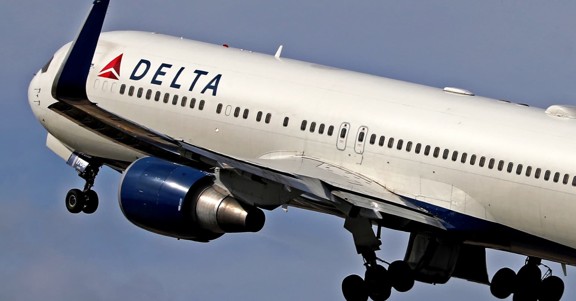 Delta forecasts 20% jump in 2026 profits, orders first Boeing Dreamliners