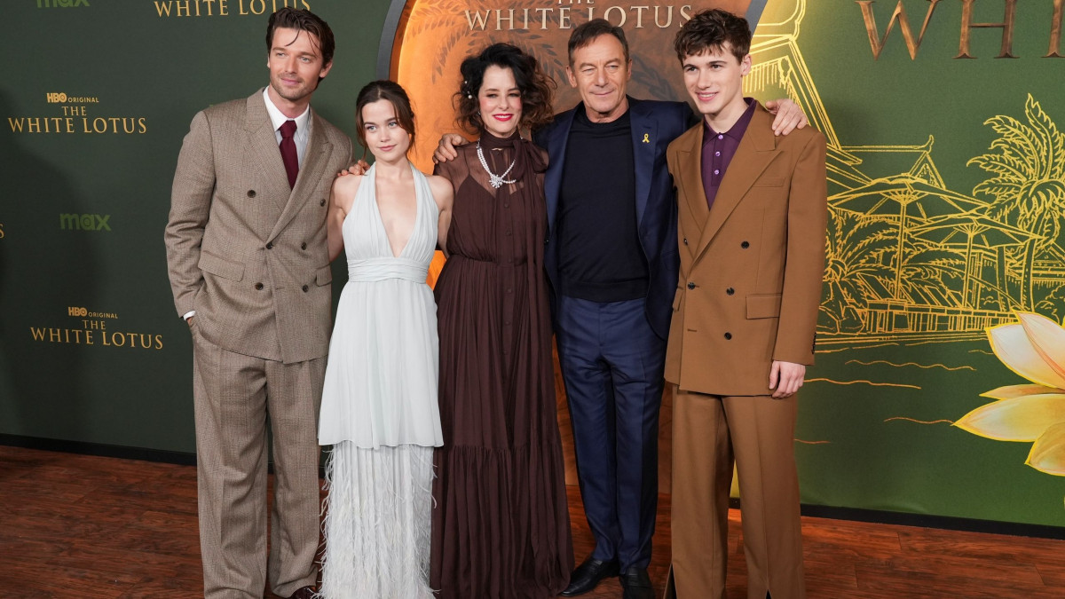 Σε ξενοδοχείο - κάστρο μεταφέρεται η τέταρτη σεζόν της σειράς «The ...