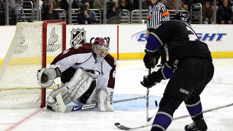 Revisiting the greatest fight in Colorado Avalanche history — Joe Sakic ...