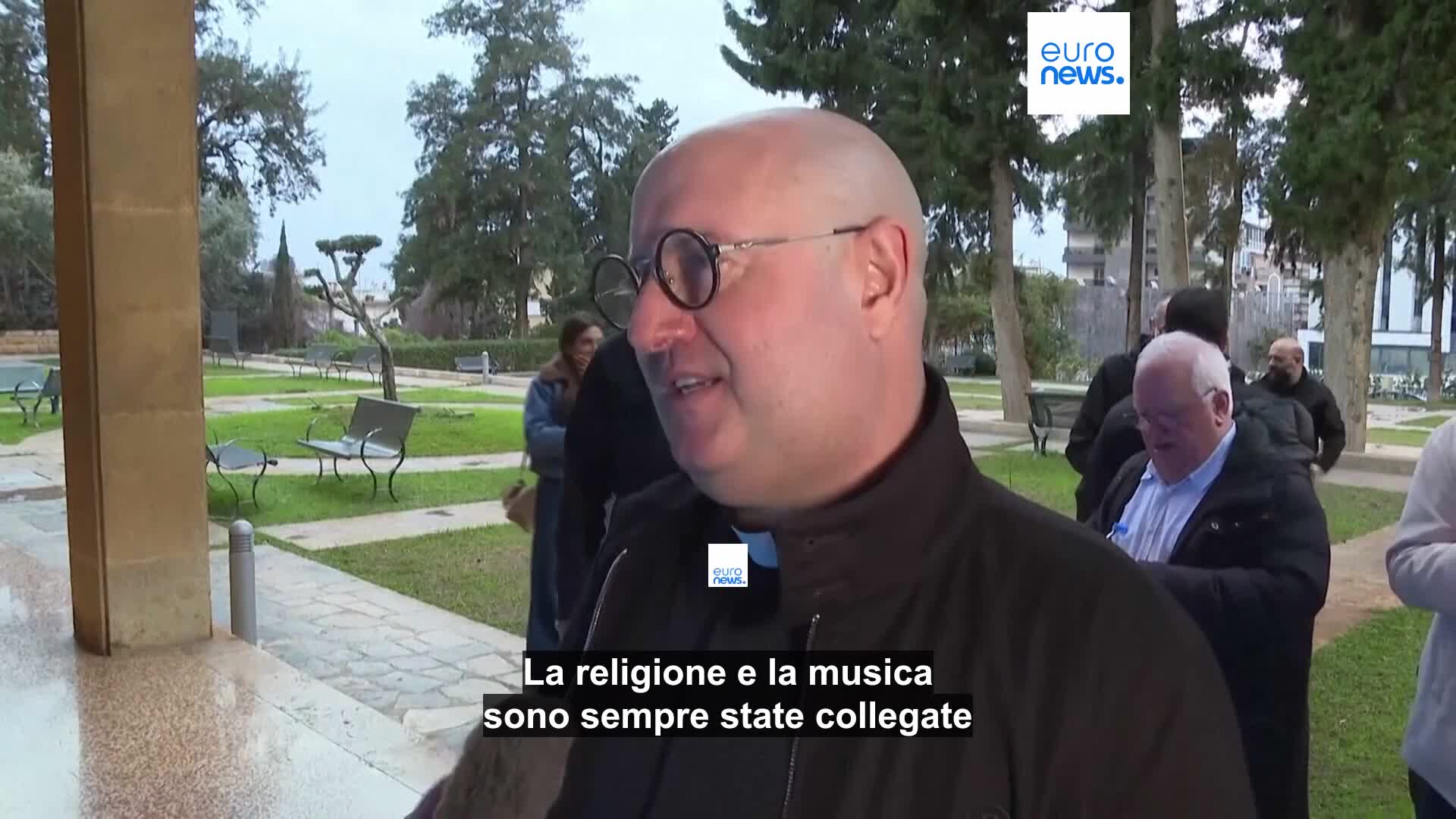 Il prete dj che fa ballare e pregare: padre Guilherme tra altare e consolle