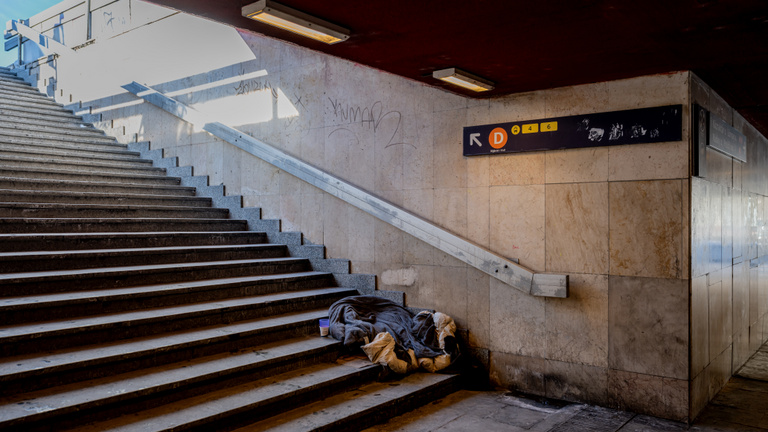 „Köszönöm a takarót a cuki rendőröknek, megmentettek az aluljáróban a ...
