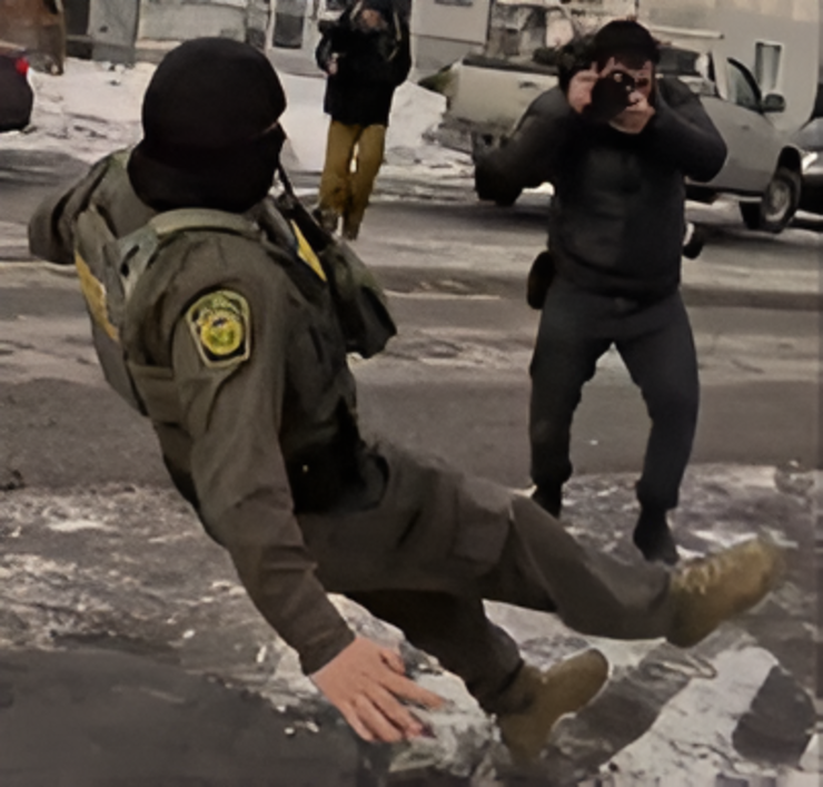 Viral clip shows ICE agent slip on frozen pavement at Minnesota protest ...