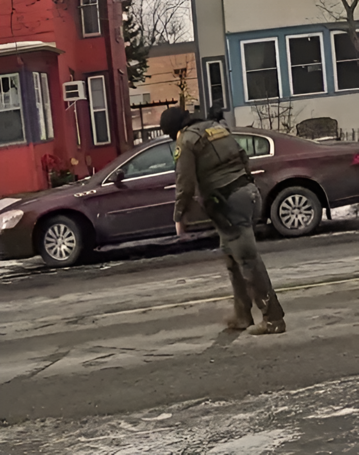 Viral clip shows ICE agent slip on frozen pavement at Minnesota protest ...