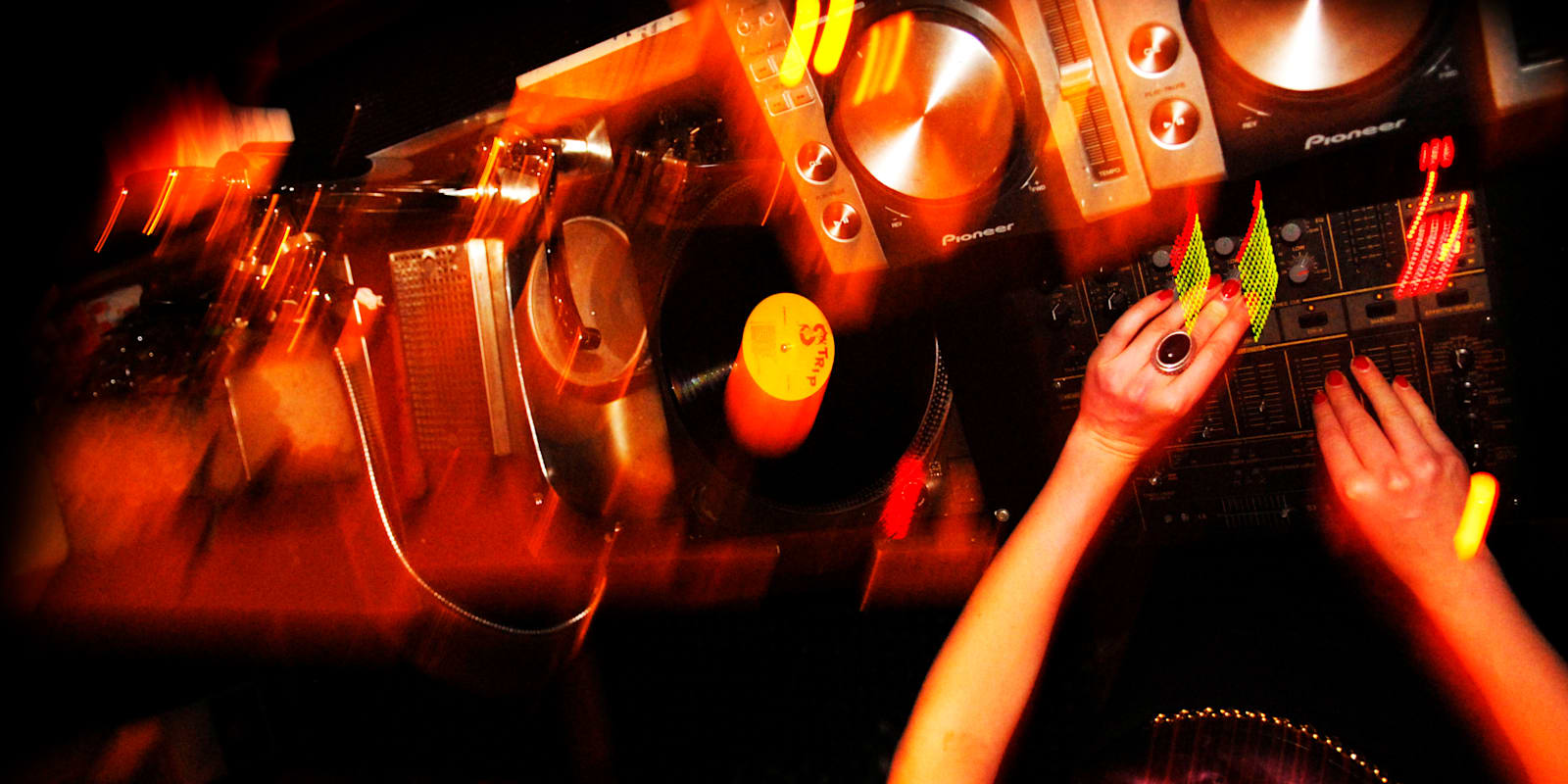 Polis döms för elchock mot man utanför nattklubb