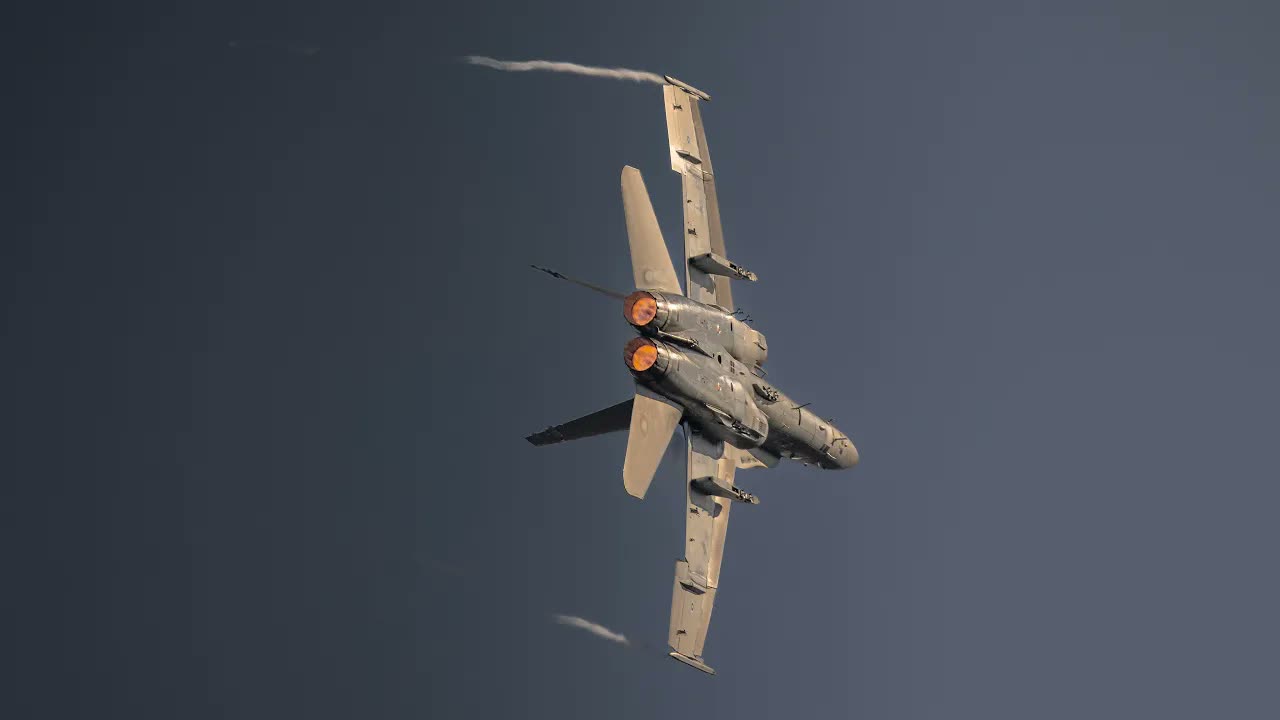 Watch this crazy pull-up cobra maneuver