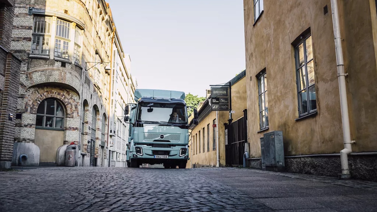 Volvo debuts a 30,000-lb electric semi built for city freight runs