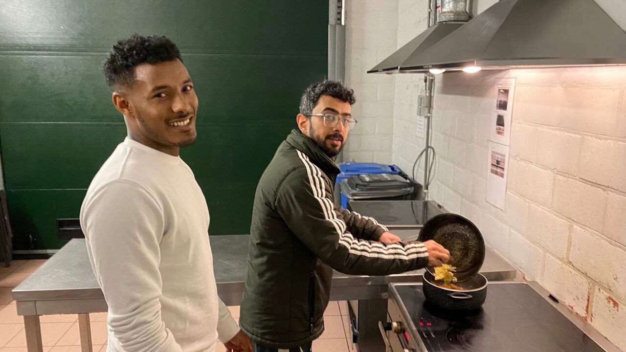 Adieu Deurne, bewoners asielcentrum pakken in voor verhuis naar Schilde ...