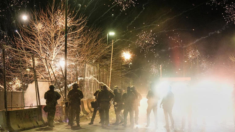 Federal agents deploy tear gas, rubber bullets on protesters outside ...