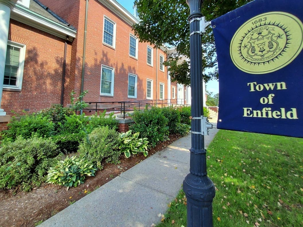 Enfield residents invited to honor veterans with Town Green banners