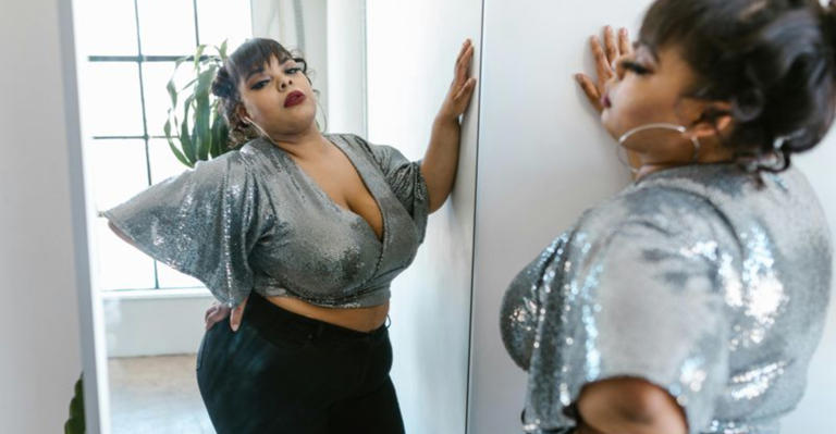 8 subtle body language shifts that make curvy women look more powerful