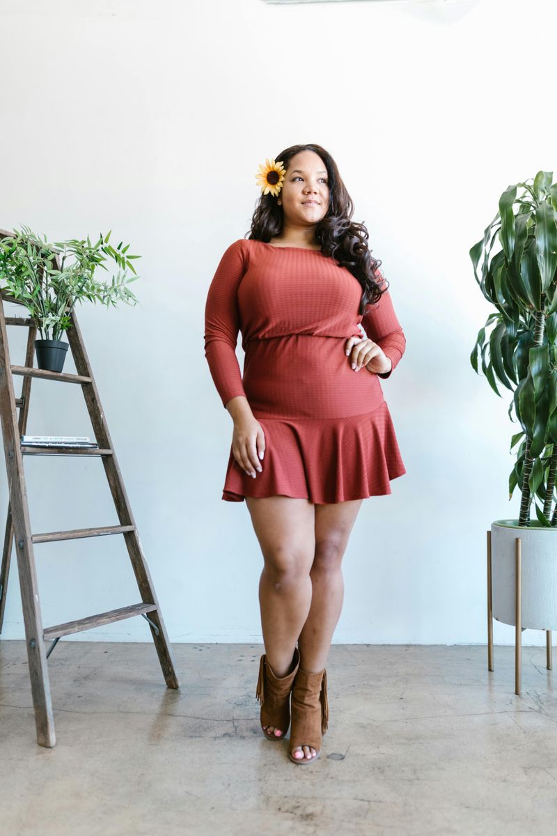 8 subtle body language shifts that make curvy women look more powerful