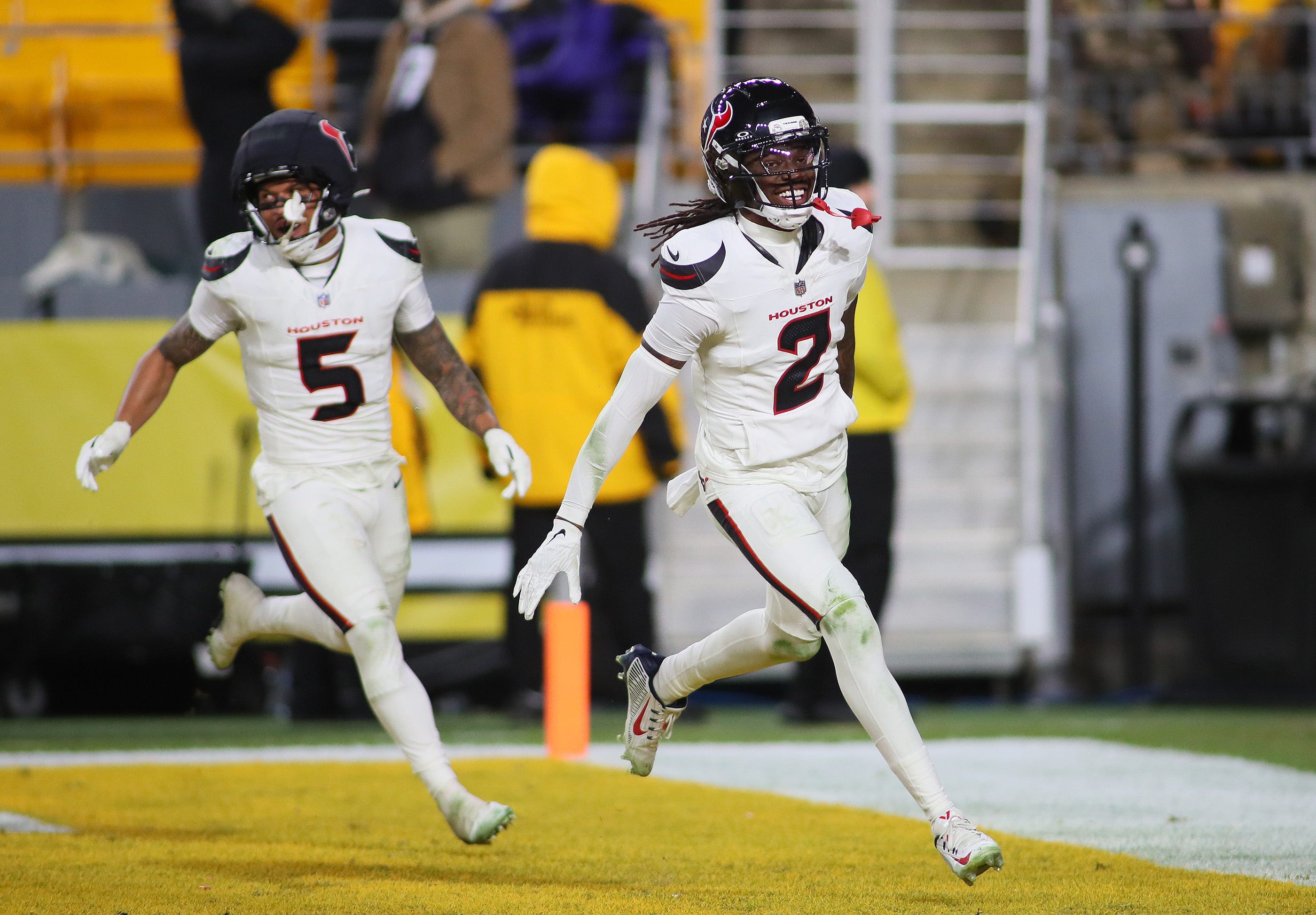 Texans record tenth consecutive win, advance to AFC divisional round