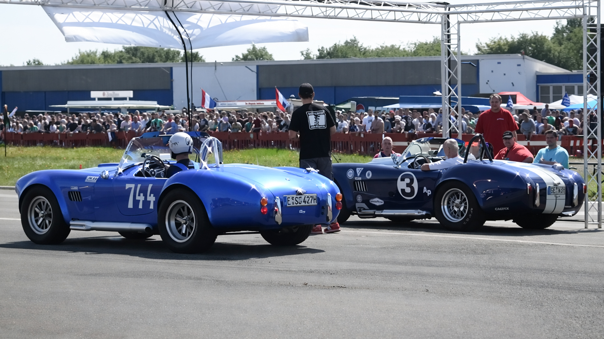 Shelby Cobra faces custom Cobra in acceleration