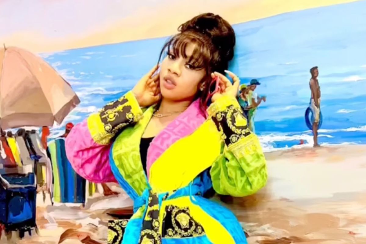 Influencer Esther Thomas, known online as 'Sunshine,' dies after ...