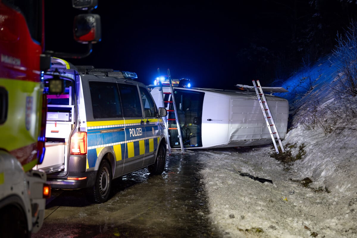 Unfall bei Eisregen auf A71: Winterdienst kracht in Krankenwagen