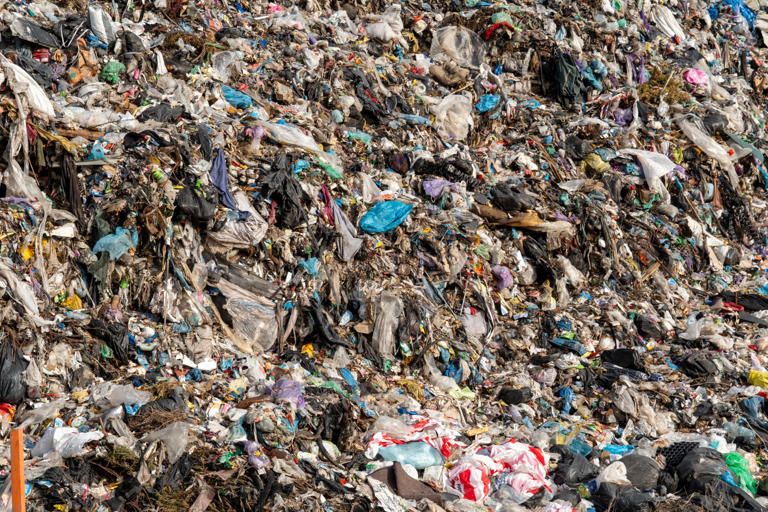 Philippines rubbish landfill collapse kills 11 as search continues for ...