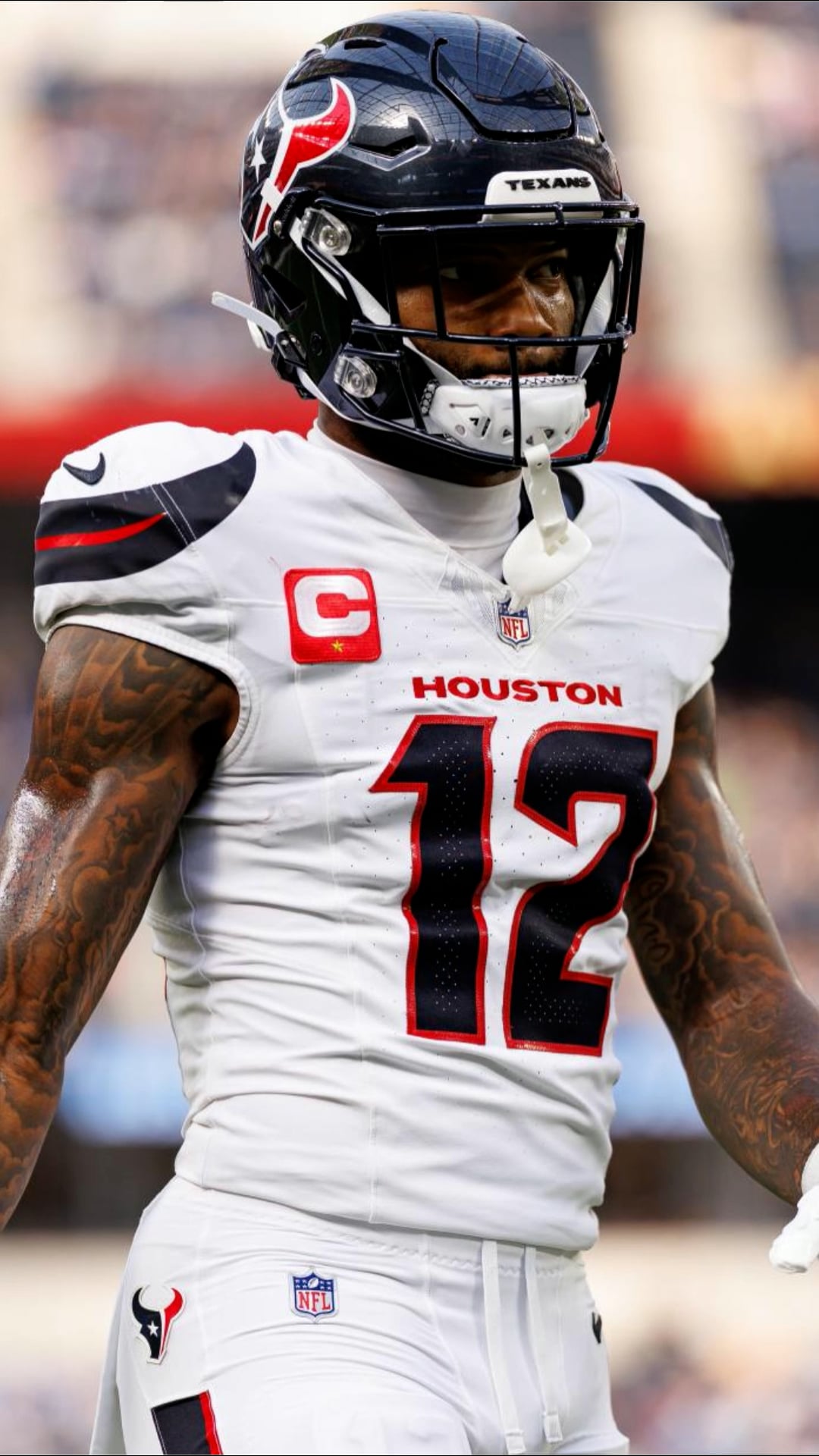 Texans' Collins exits playoff win with concussion