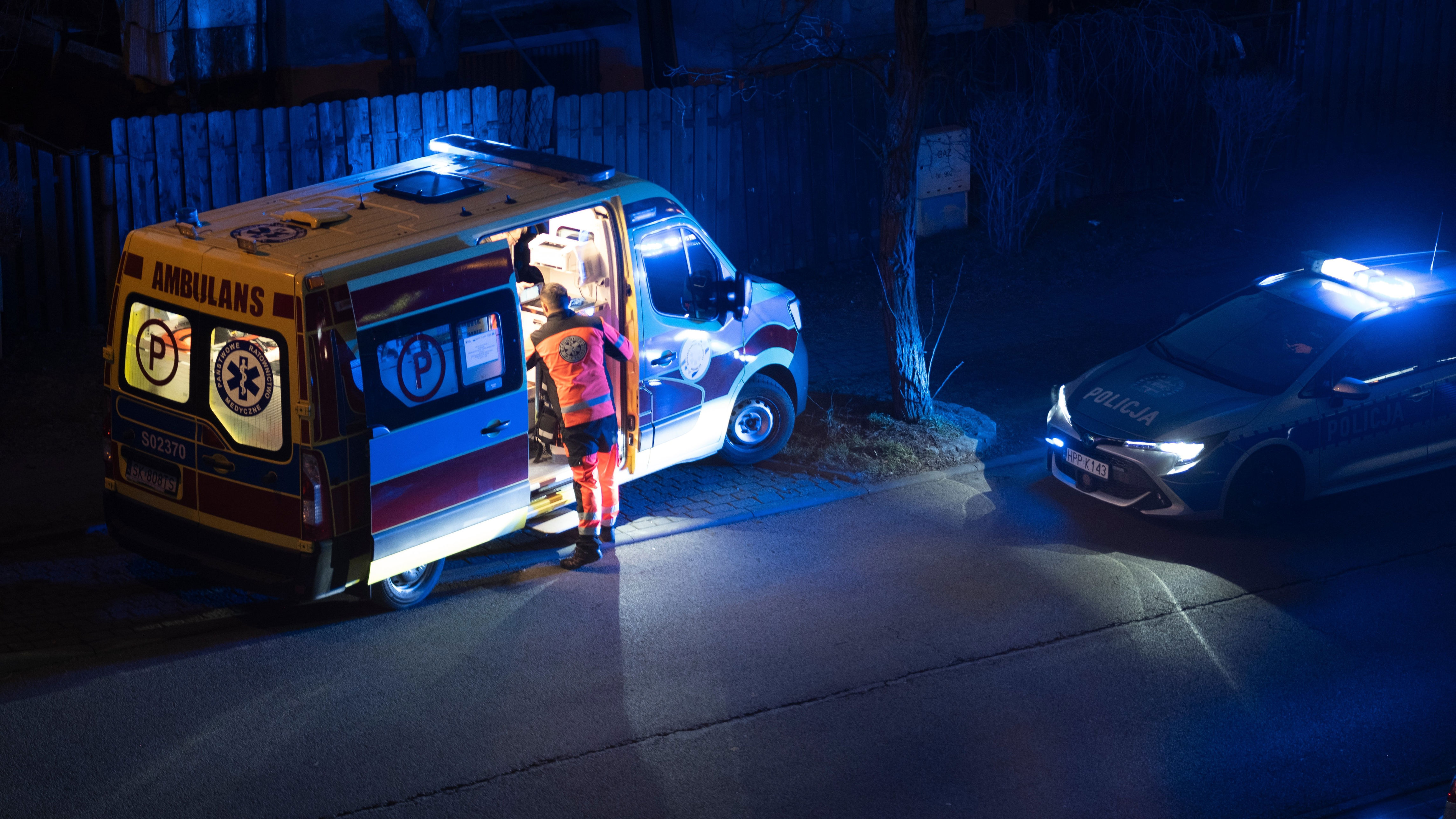 Dwa ciała w mieszkaniu w Legnicy. Policja zatrzymała trzy osoby