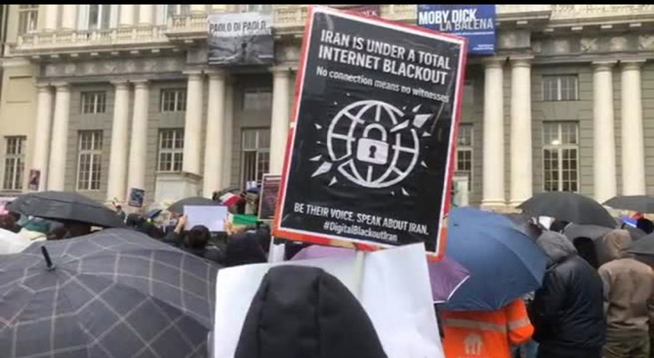 Genova, in piazza contro il regime in Iran: "Diamo voce al popolo"