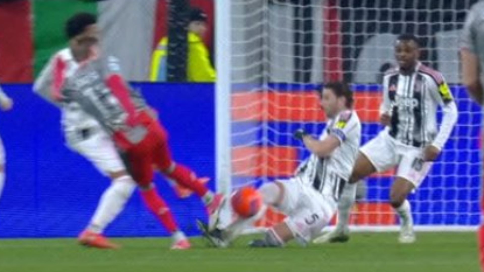 Locatelli-Johnsen, Open VAR sul rigore assegnato e revocato in Juventus ...